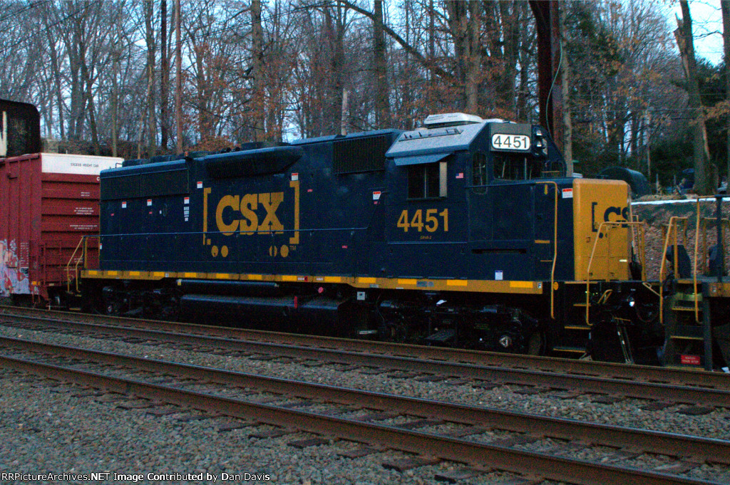 CSX GP40-2 4451 in YN3b paint trails on Q417-08